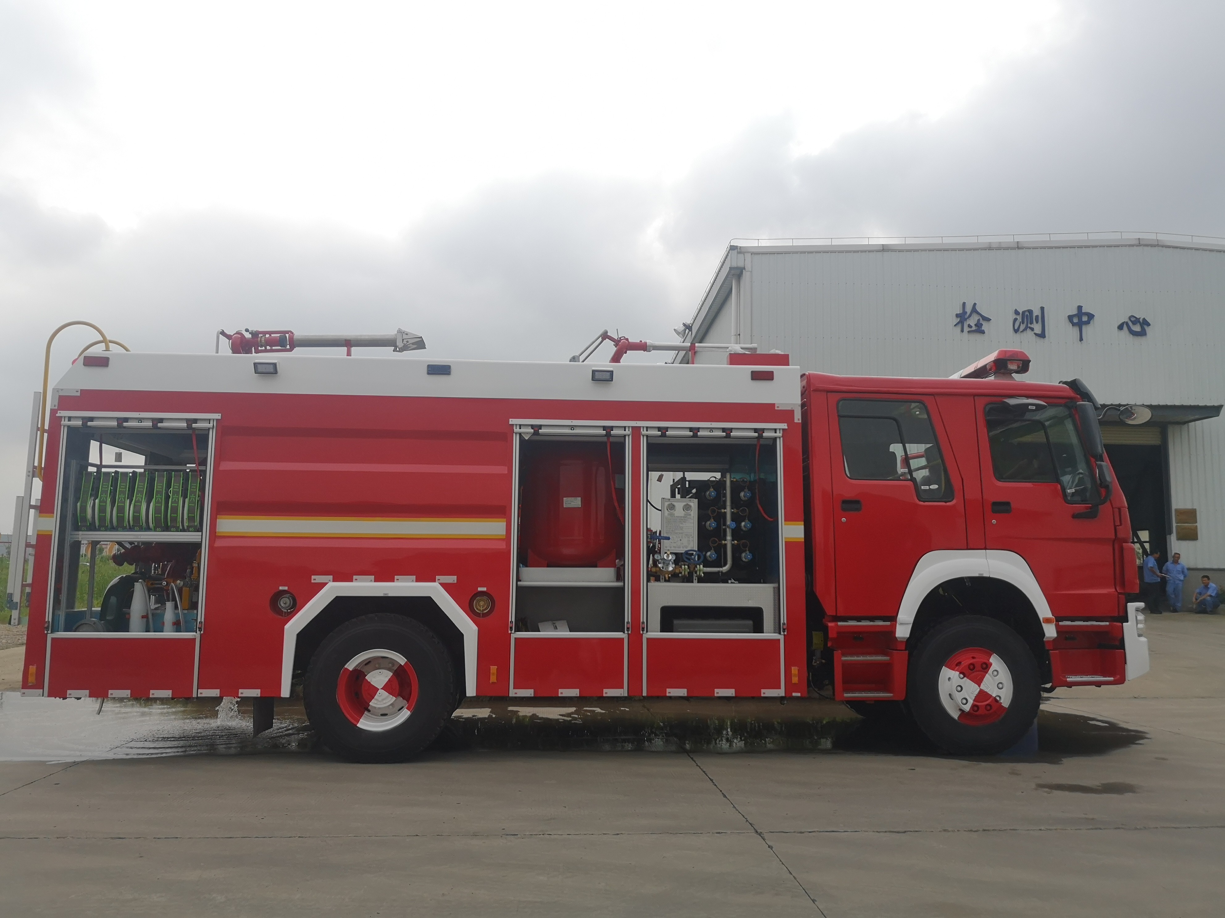 HOWO Dry Powder Fire Truck DCP Foam Combination For Emergency Rescue