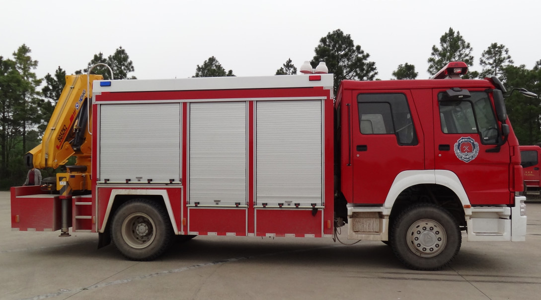 Multifunction SINOTRUK Fire Truck , Heavy Rescue Fire Apparatus With 5t ...
