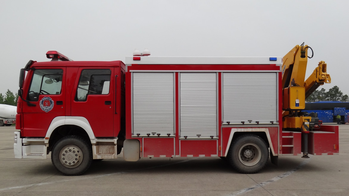 Multifunction SINOTRUK Fire Truck , Heavy Rescue Fire Apparatus With 5t ...