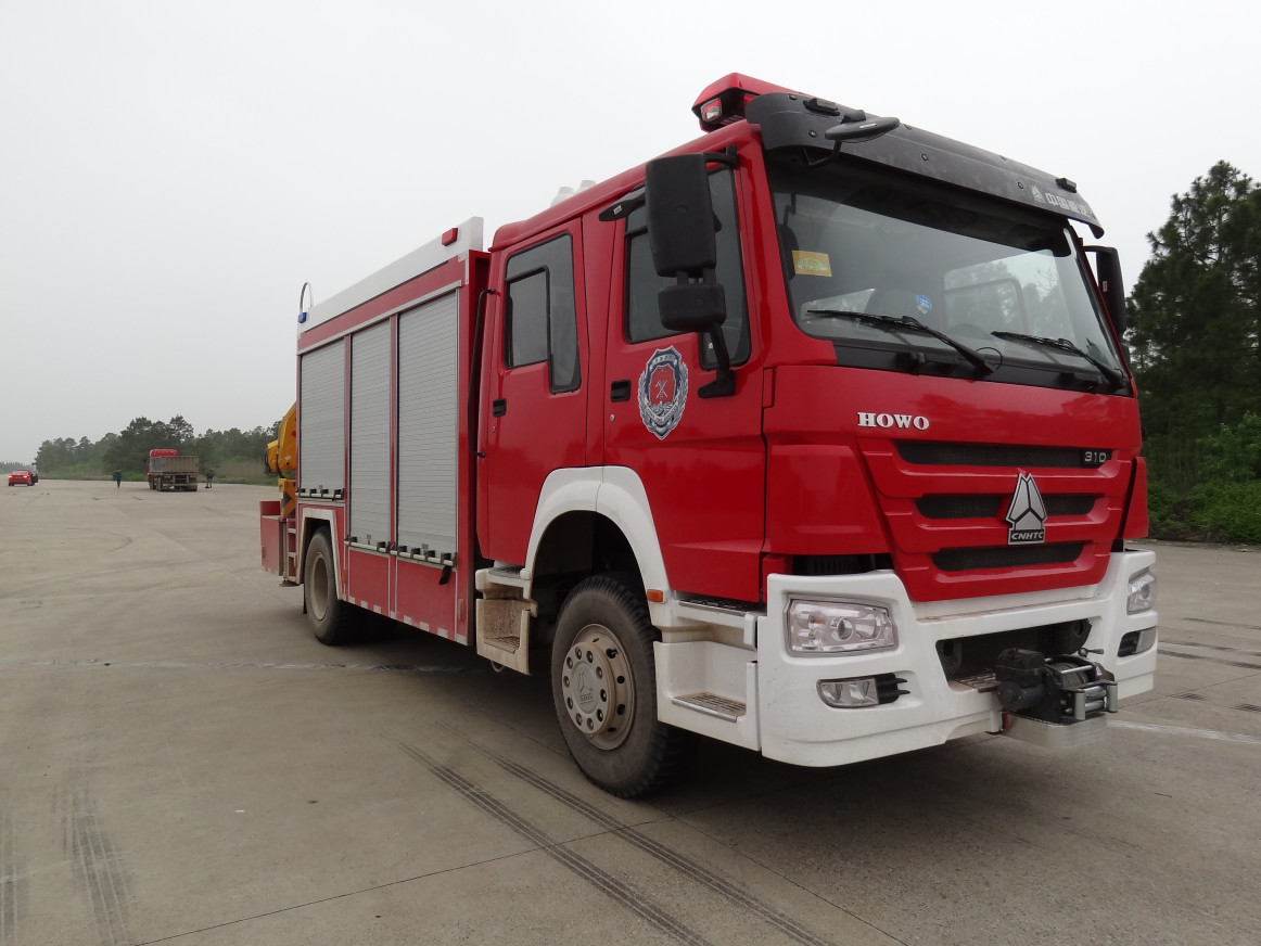 Multifunction SINOTRUK Fire Truck , Heavy Rescue Fire Apparatus With 5t ...