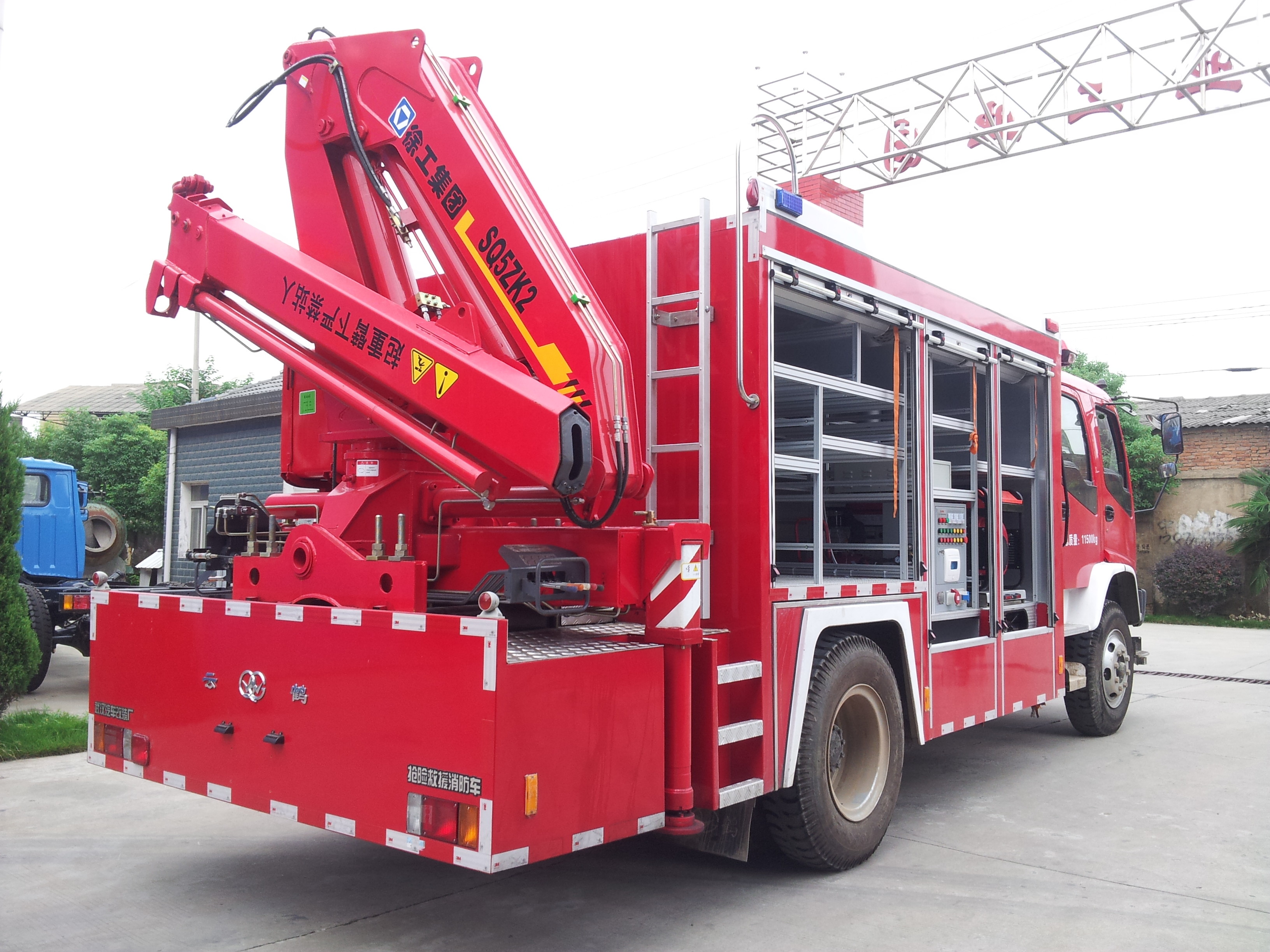 6 Wheeled Fire Fighting Vehicle , 177KW Emergency Fire Truck With 5T Crane