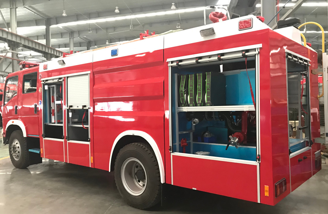 HOWO Red Color Water Tank Fire Truck 4000L Capacity For Road Spraying ...