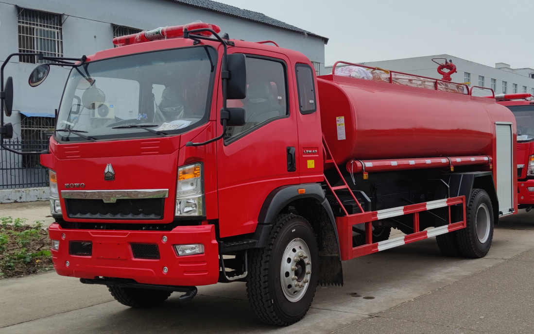 HOWO 160HP Emergency Fire Vehicle 6 Wheeled Red Color For Fire Fighting ...